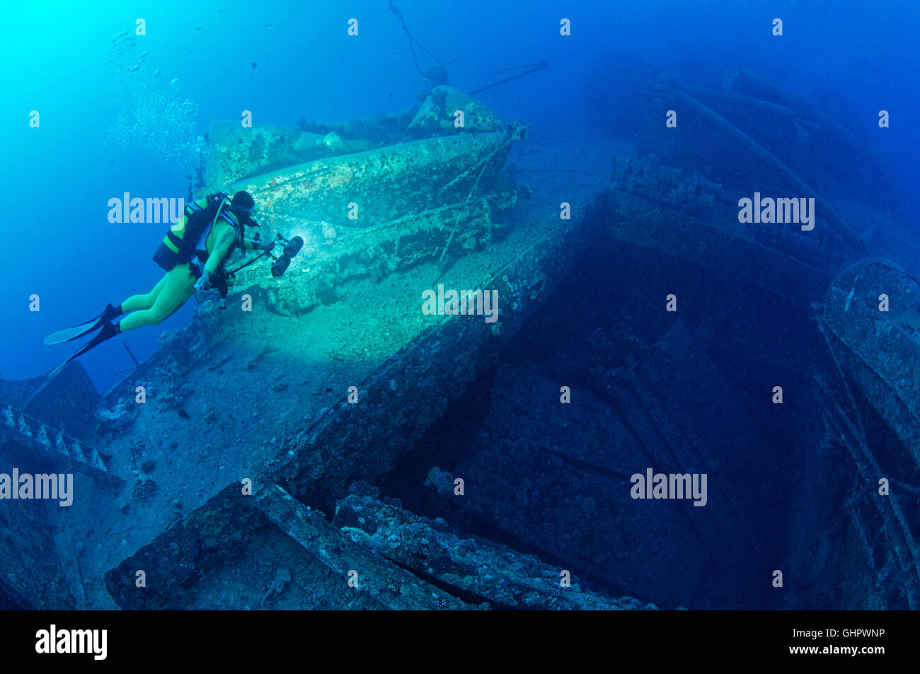 Shipwreck SS Thistlegorm, scuba diver on Ship wreck, Wreck Thistlegorm ...