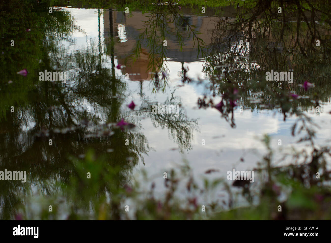 Reflections off water hi-res stock photography and images - Alamy