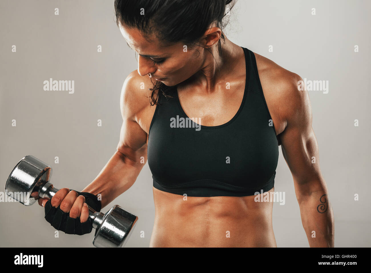 Female bodybuilder flexing muscles hi-res stock photography and images ...