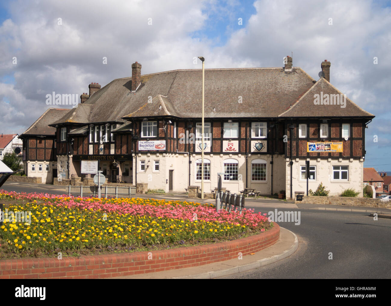 British mock tudor building hi-res stock photography and images - Alamy