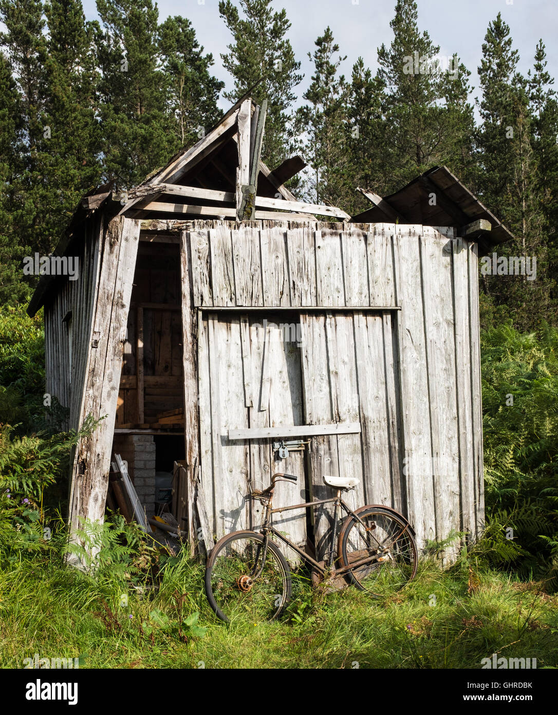 Abandoned shed and bicycle on a road through Glencoe Stock Photo - Alamy