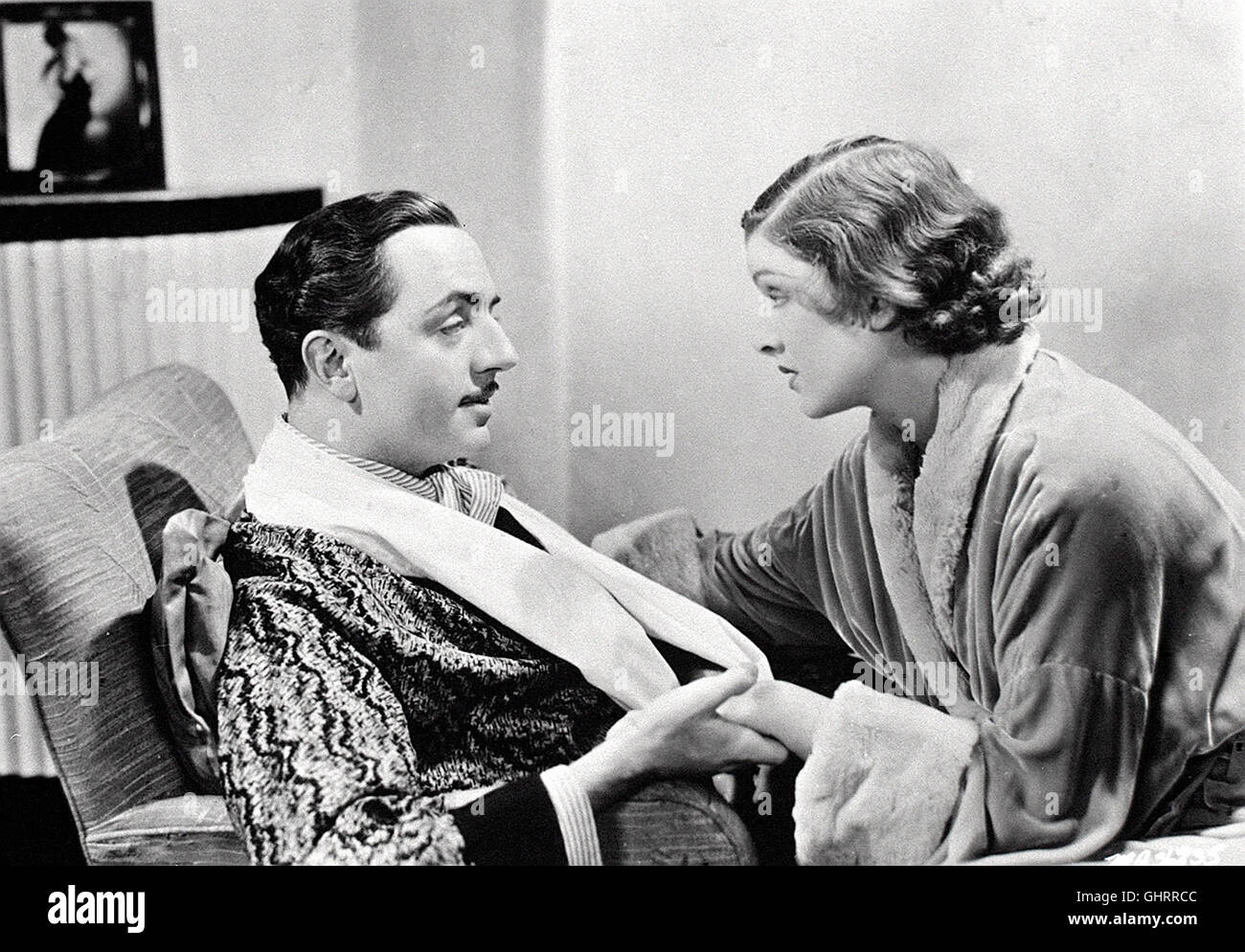 DER DÜNNE MANN- Nora (MYRNA LOY) möchte gern, daß ihr Mann Nick Charles (WILLIAM POWELL) wieder ...