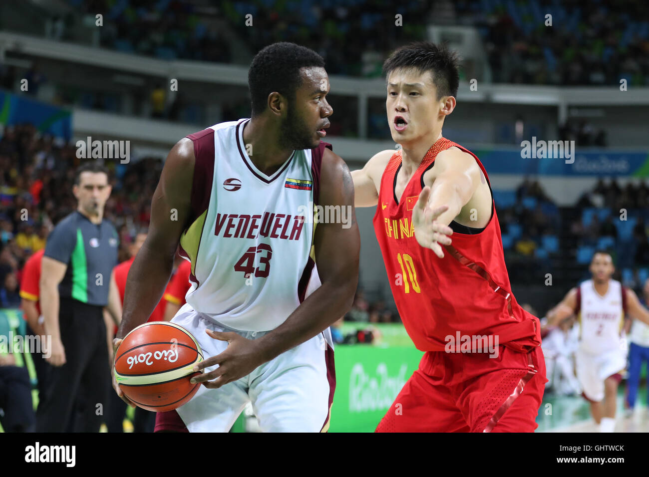 Rio De Janeiro, Brazil. 10th Aug, 2016. Zhou Peng (R) of China play ...