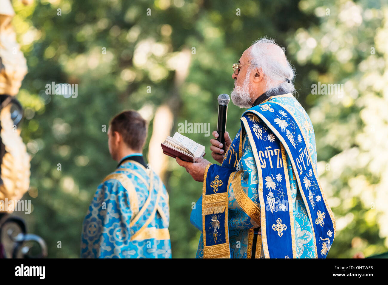 Speaking priests hi-res stock photography and images - Alamy