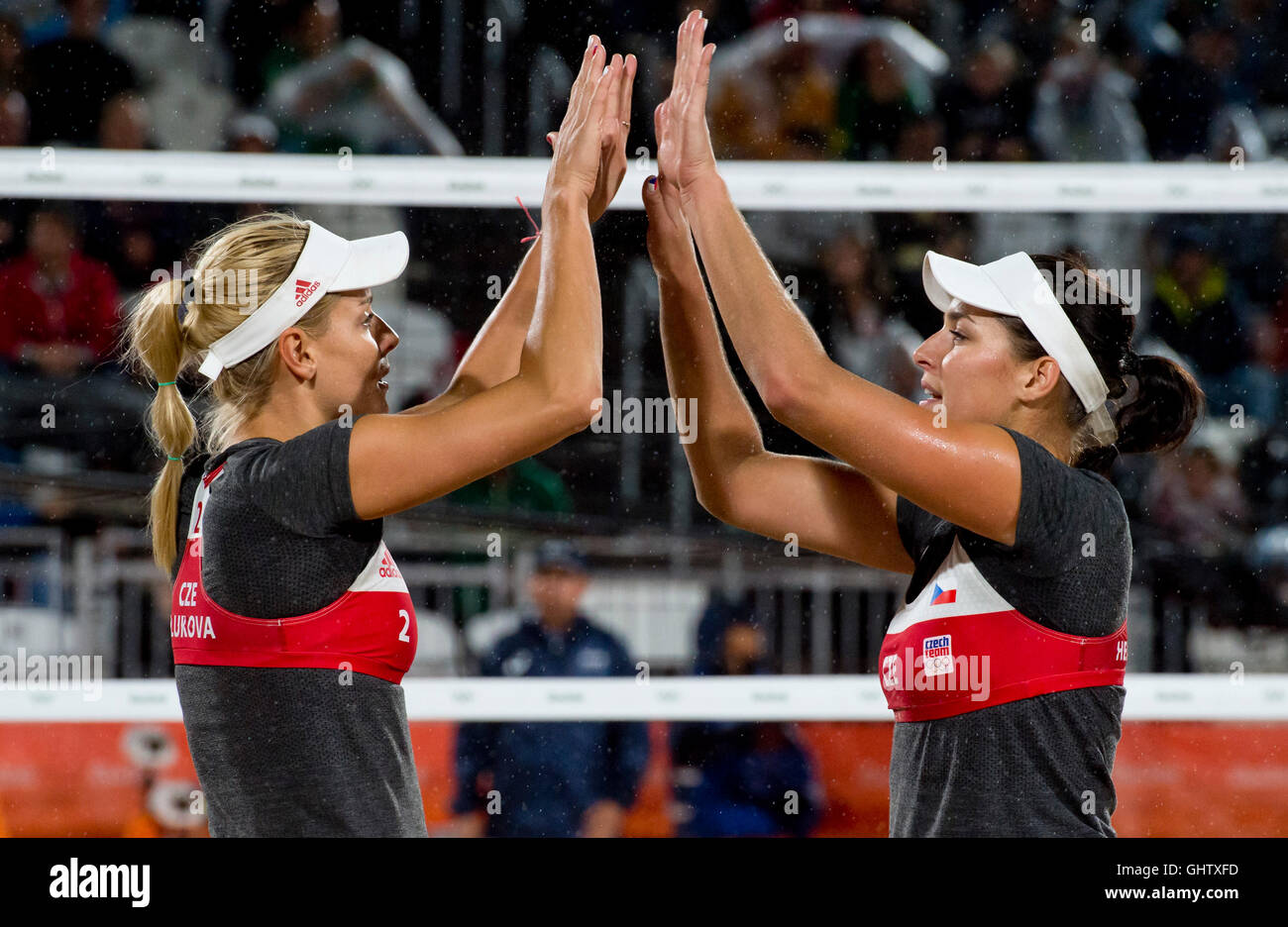 2016 olympics women's beach volleyball hi-res stock photography and ...