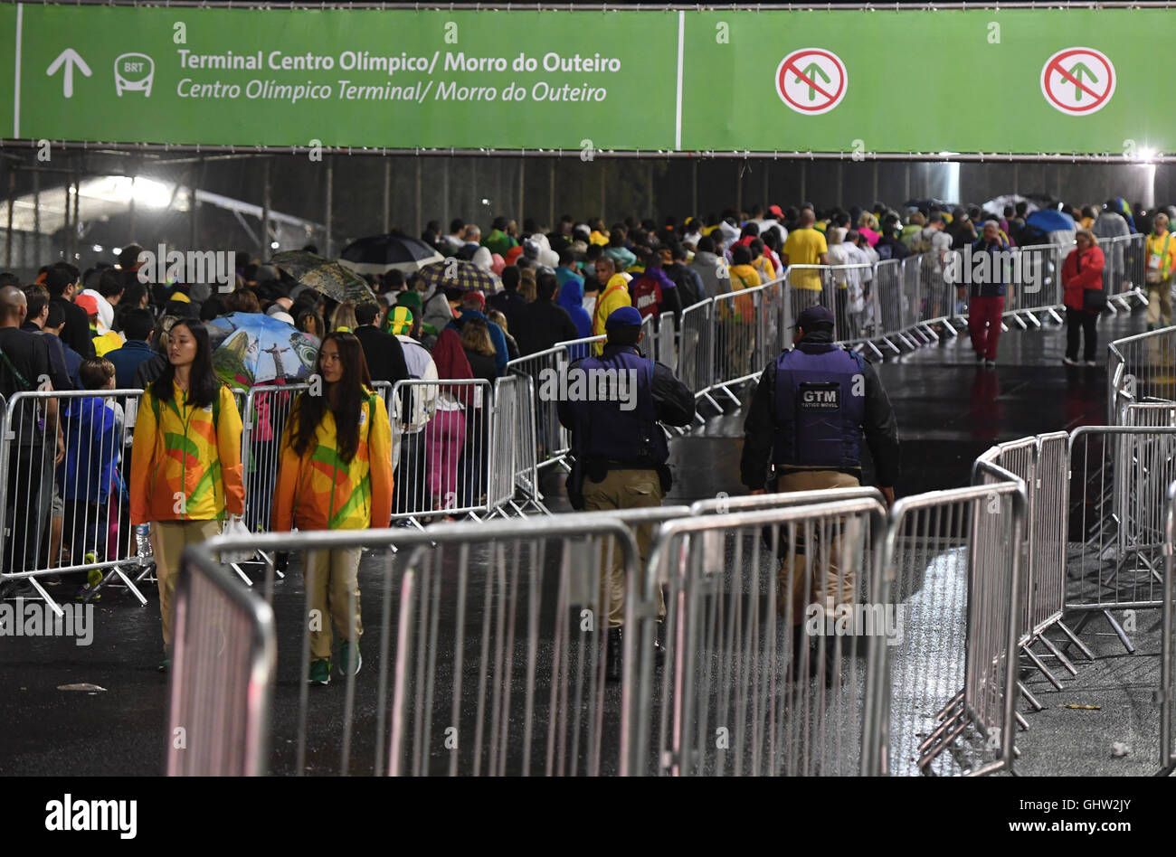Rio de Janeiro, Brazil. 10th Aug, 2016. Spectators on their way to the ...