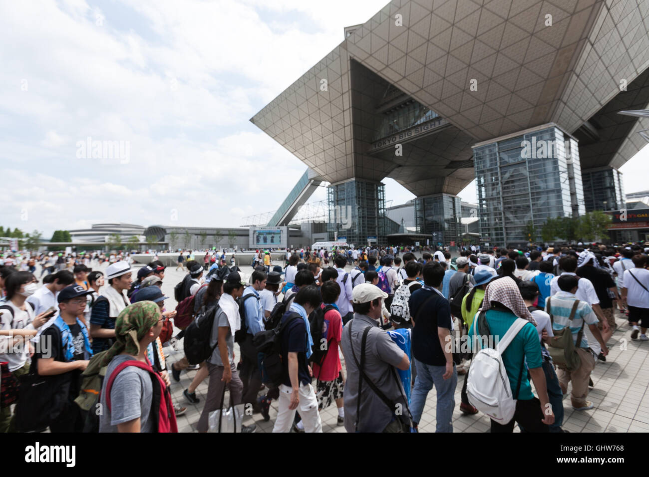 Tokyo, Japan. 12th August, 2016. Thousands of visitors line up to enter ...