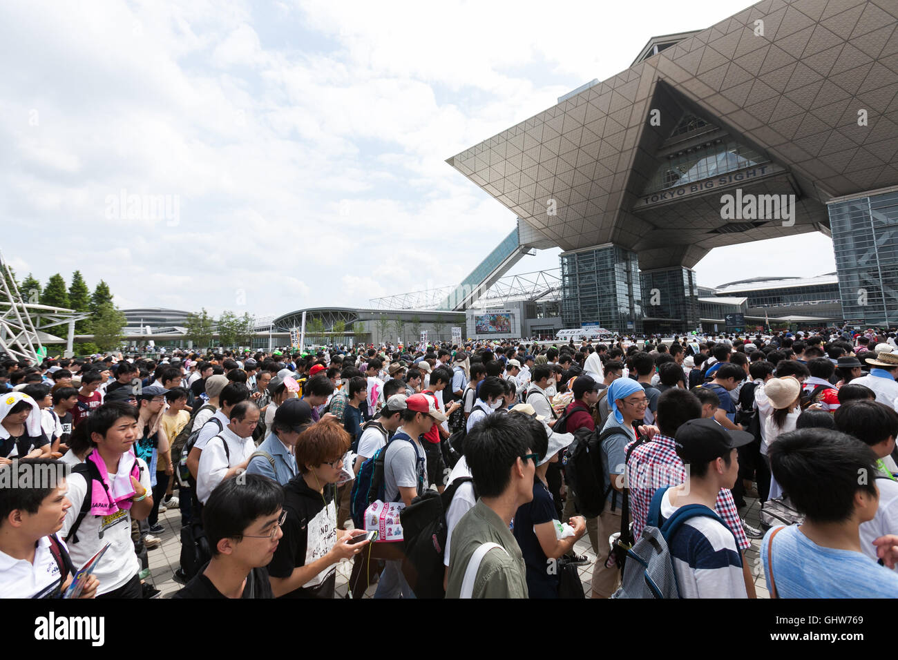 Tokyo, Japan. 12th August, 2016. Thousands of visitors line up to enter ...