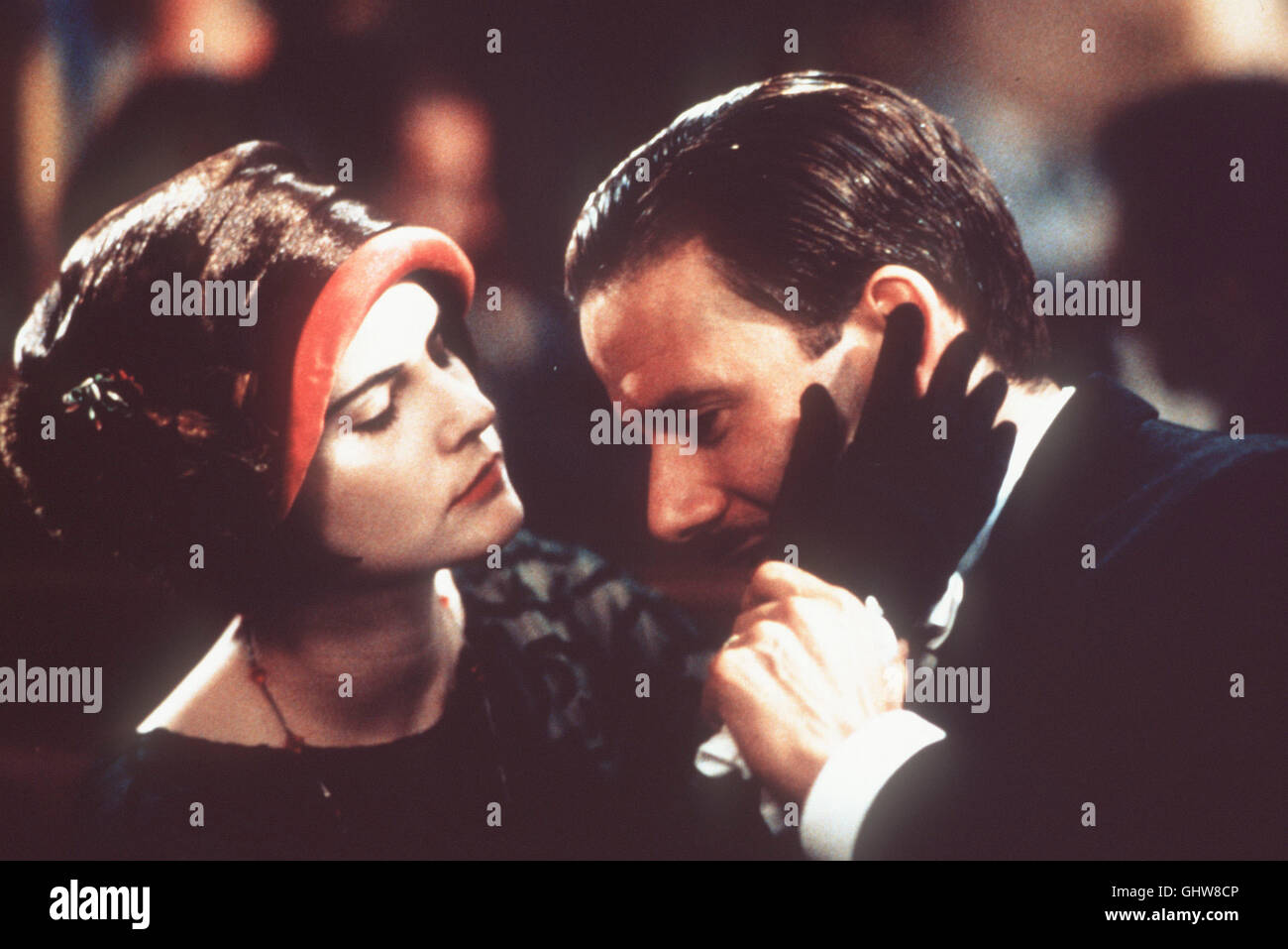 MRS. PARKER UND IHR LASTERHAFTER KREIS- Szene mit JENNIFER JASON LEIGH ...