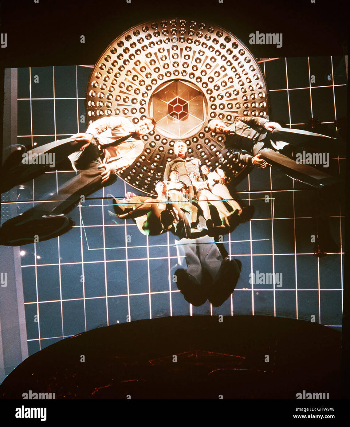 DIE PHANTASTISCHE REISE- Szene mit: STEPHEN BOYD, RAQUEL WELCH, EDMOND ...