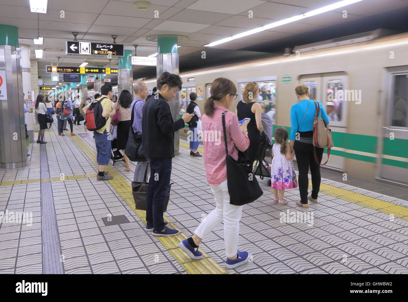 Subway platform wait hi-res stock photography and images - Alamy