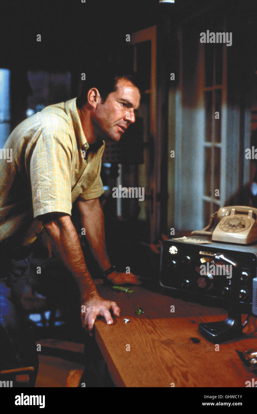 FREQUENCY Frank Sullivan (DENNIS QUAID) Regie: Gregory Hoblit aka ...