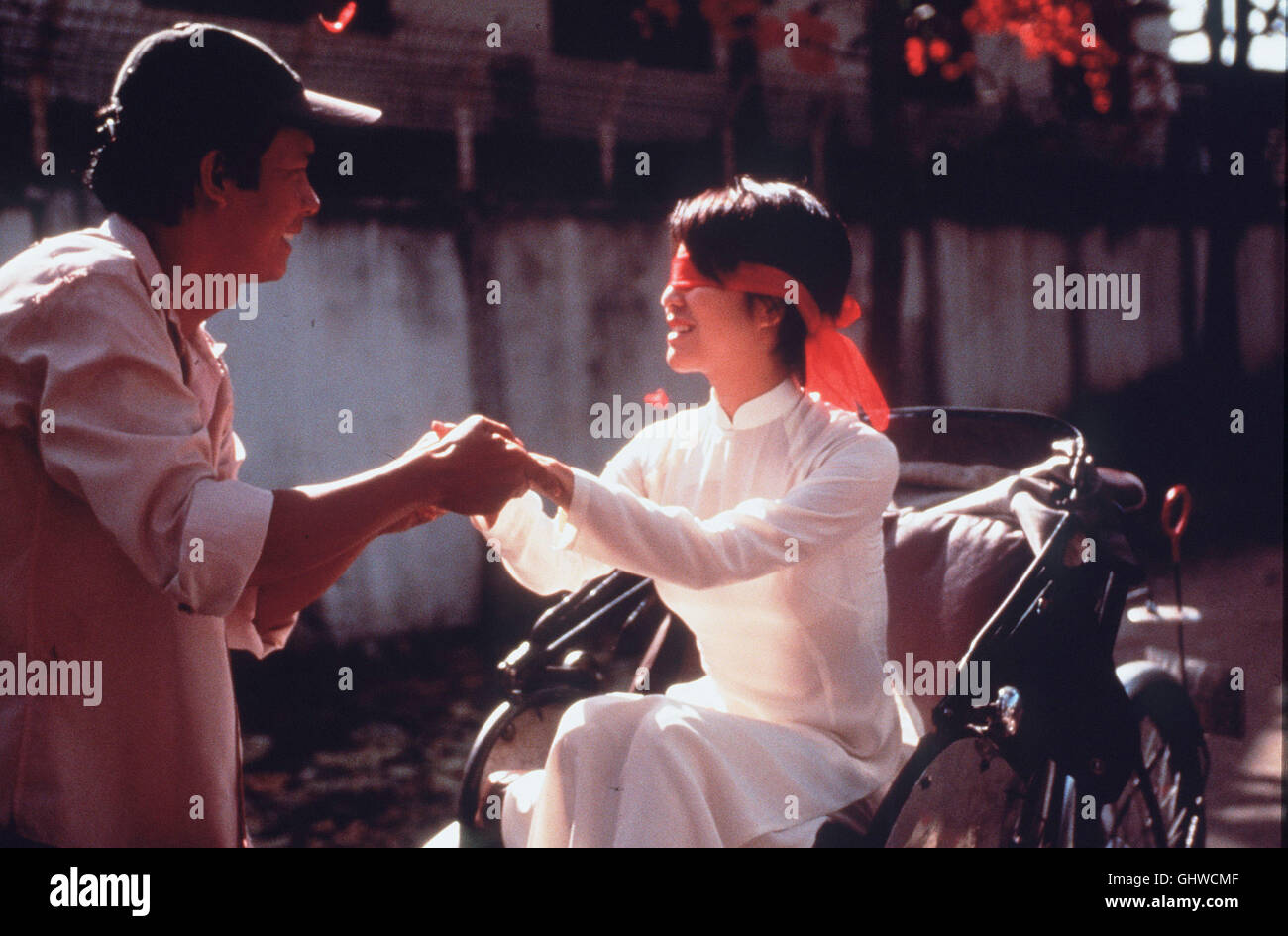 Hai ( DON DUONG ) Lan ( ZOE BUI ) Regie: Toni Ui Stock Photo - Alamy