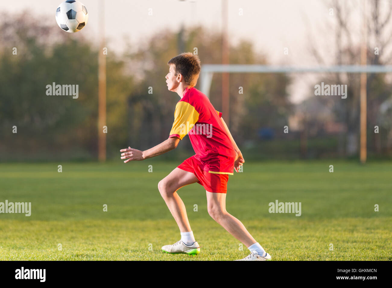 Kids on football field hi-res stock photography and images - Alamy