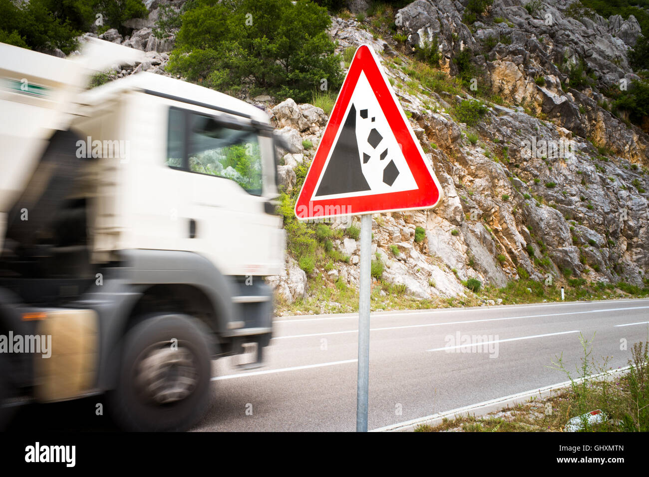 Landslide warning sign hi-res stock photography and images - Alamy