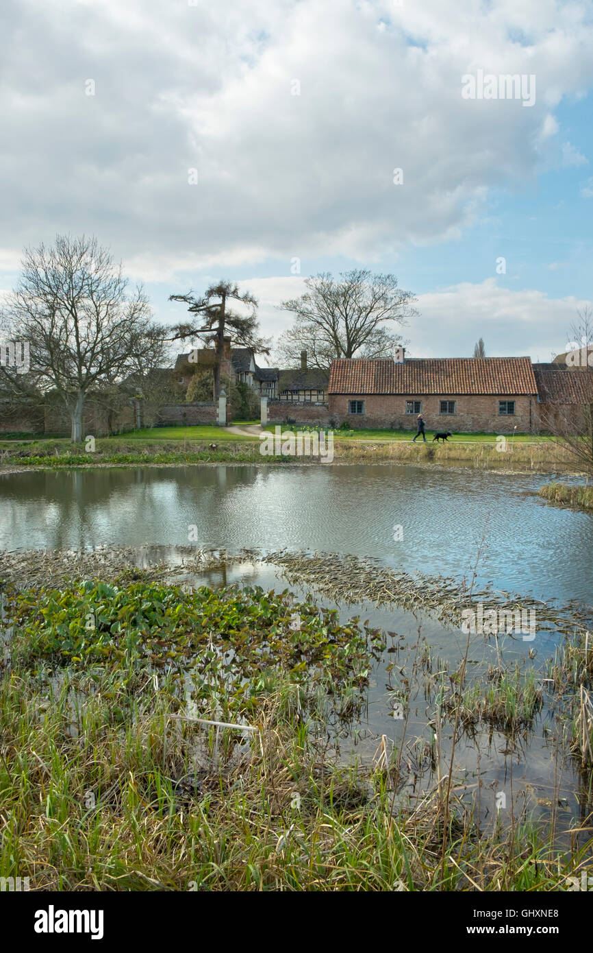 English village ponds hi-res stock photography and images - Alamy