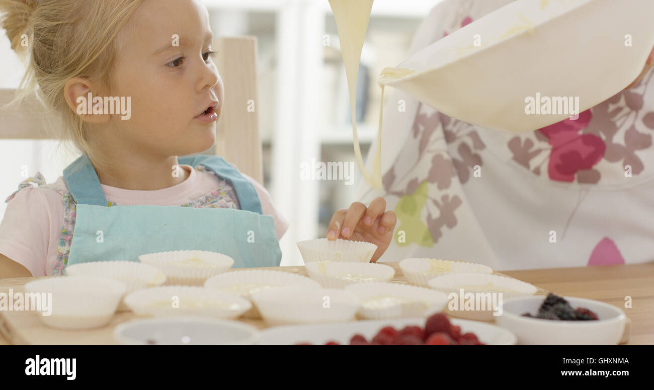 Muffin holders hi-res stock photography and images - Alamy