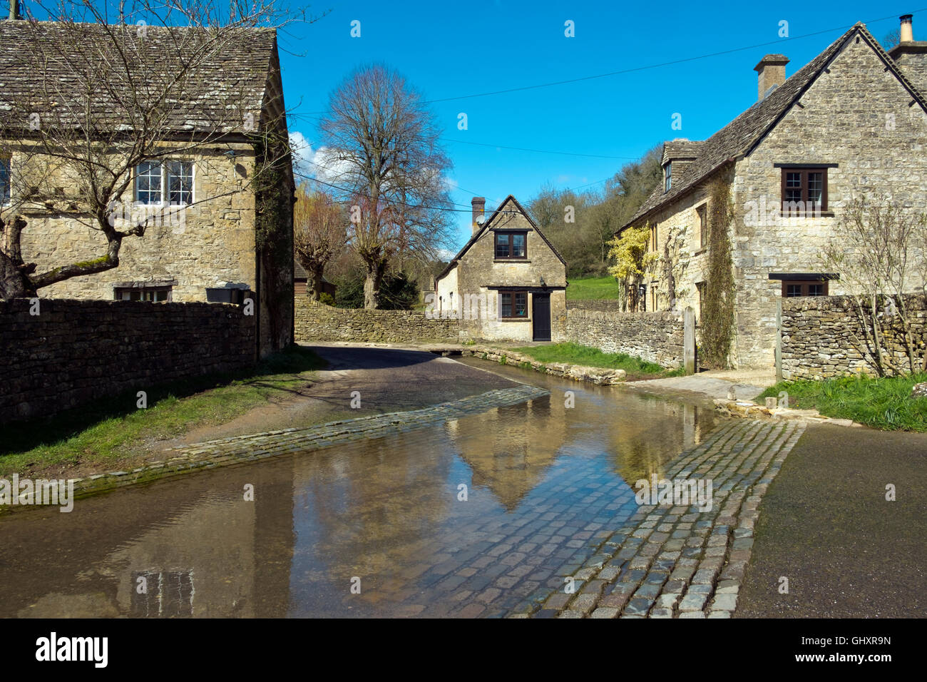 Typical cotswold cottages hi-res stock photography and images - Alamy