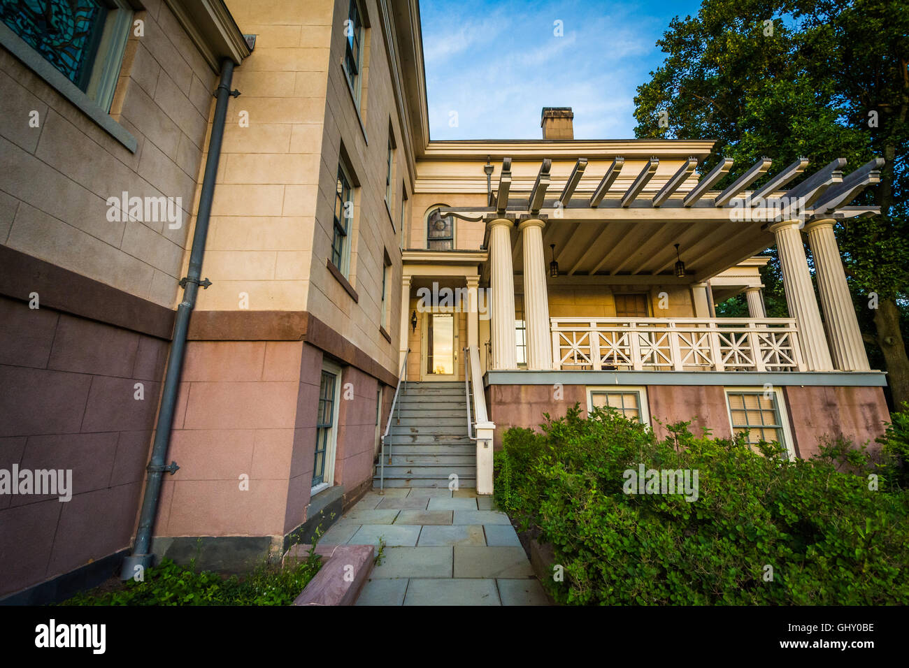 House on campus yale hi-res stock photography and images - Alamy