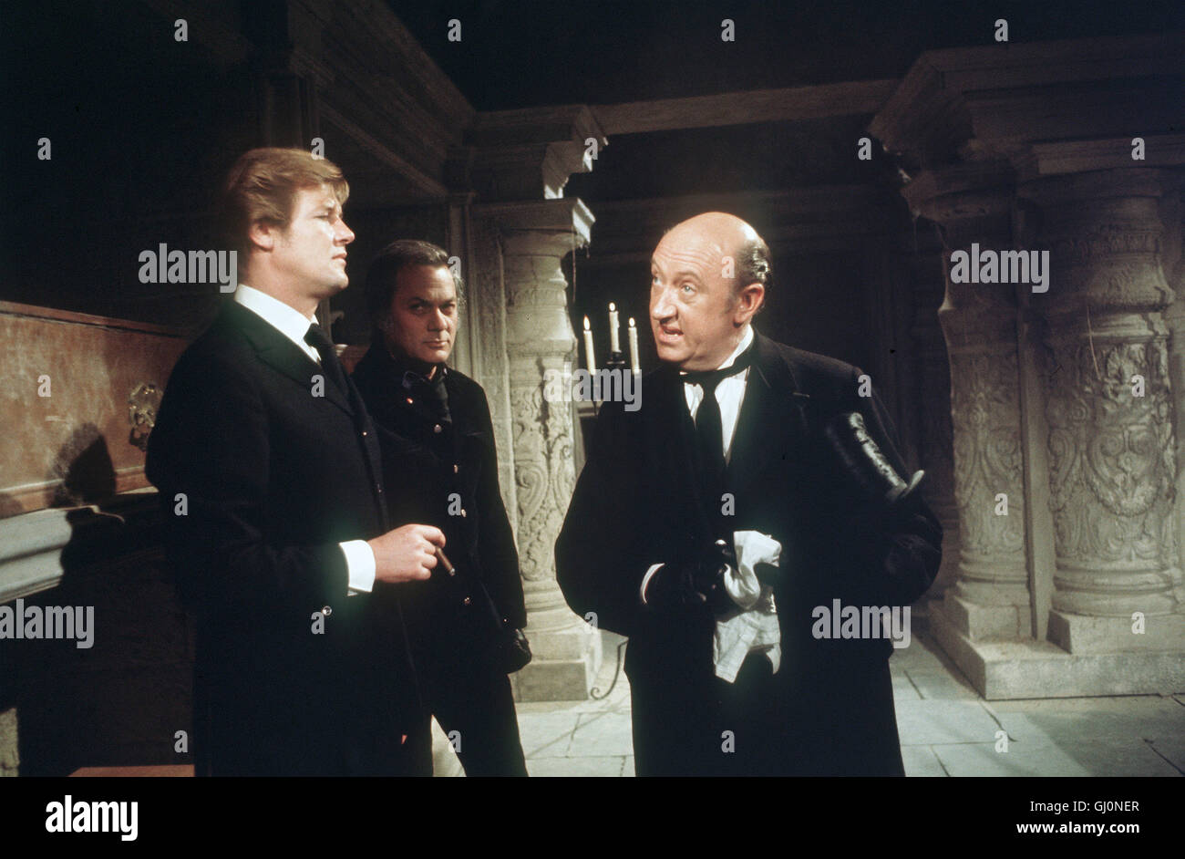 DIE ZWEI- Lord Sinclair (ROGER MOORE) stellt eines Tages fest, daß Greensleeves, ein Herrenhaus ...
