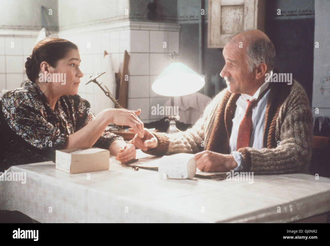 DER KINOERZÄHLER- Marie (TINA ENGEL) hält ihren Mann (ARMIN MUELLER ...