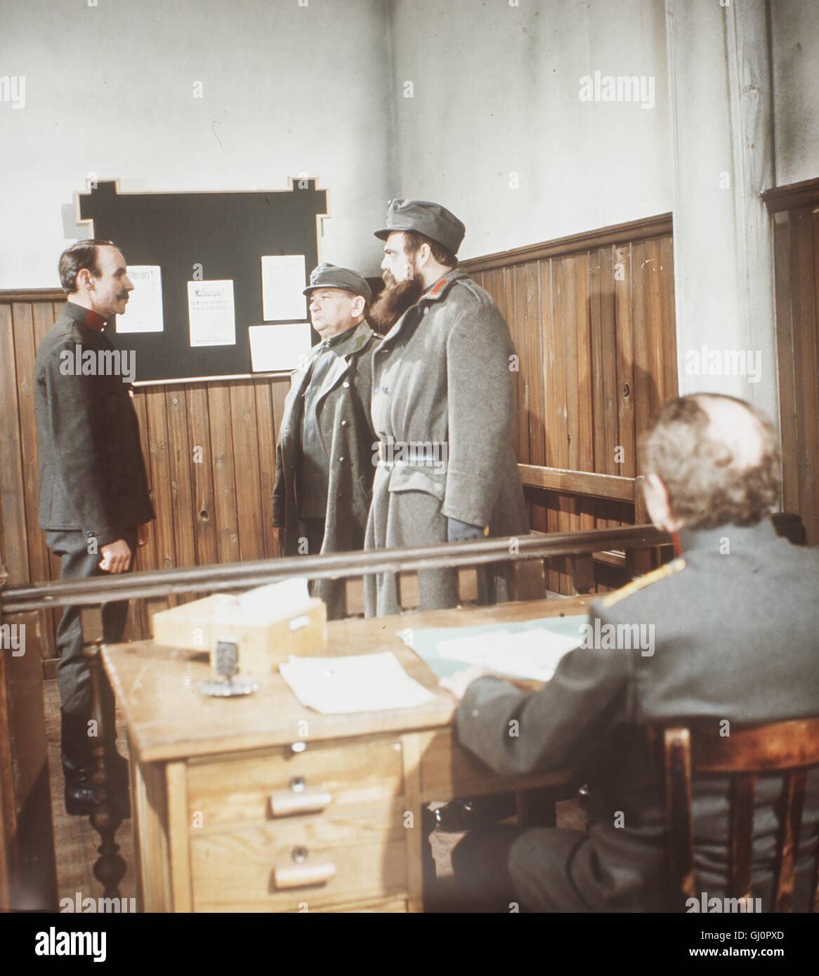 DIE ABENTEUER DES BRAVEN SOLDATEN SCHWEJK- Bild v.l.n.r.: HARRY HORNISCH, FRITZ MULIAR - Schwejk ...