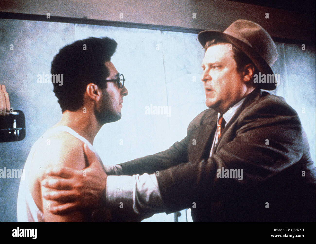 BARTON FINK Der junge Broadway-Autor Barton Fink (JOHN TURTURRO) sieht ...