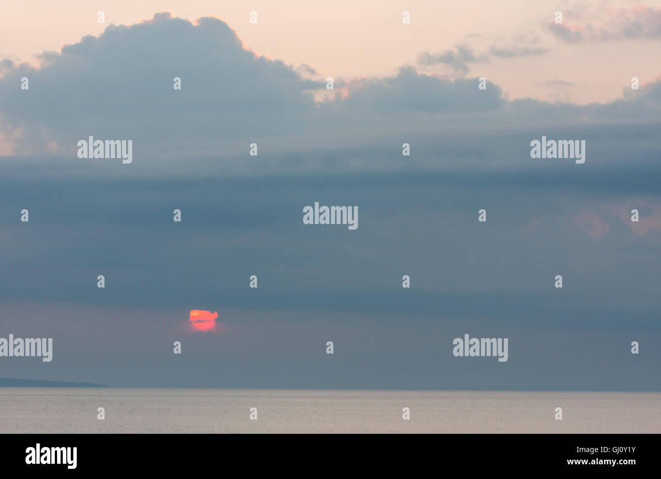 Rising sun on sea hi-res stock photography and images - Alamy