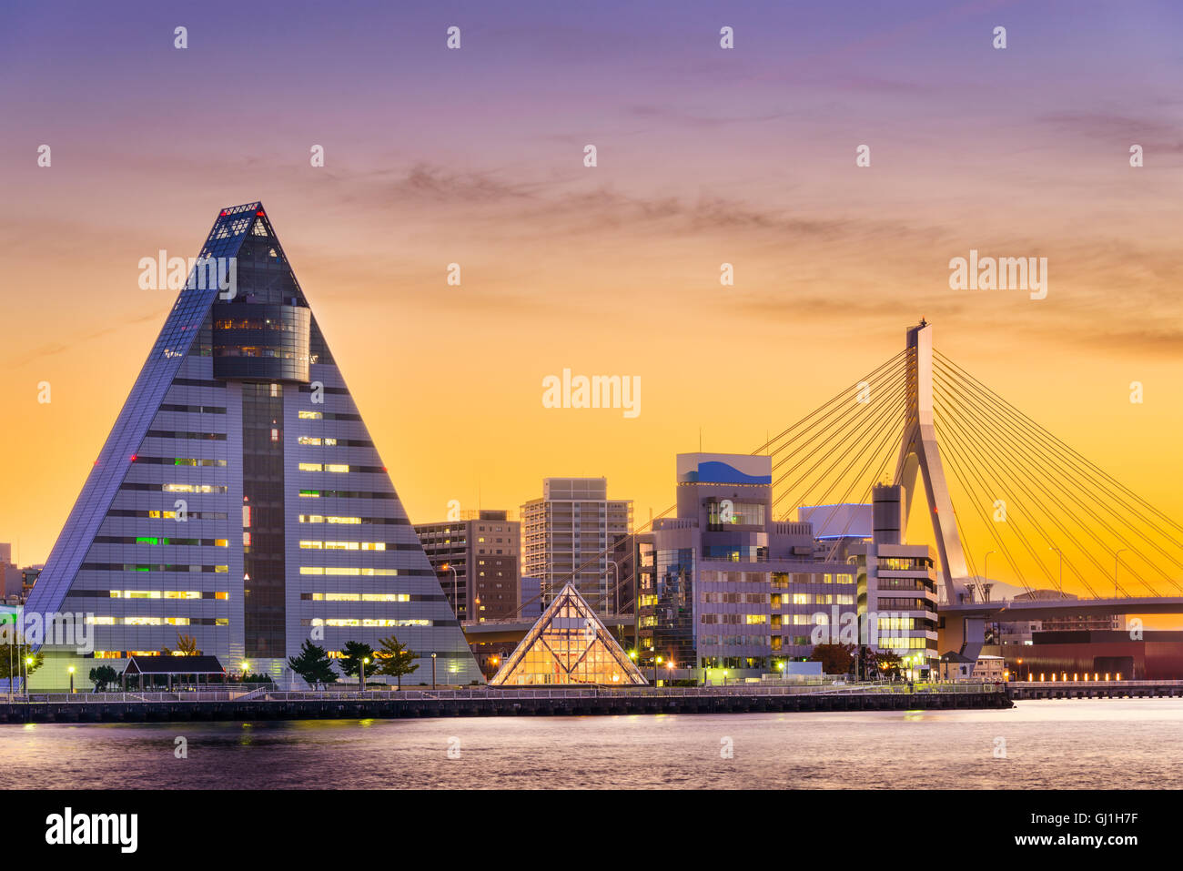 Downtown tourist bridge hi-res stock photography and images - Alamy