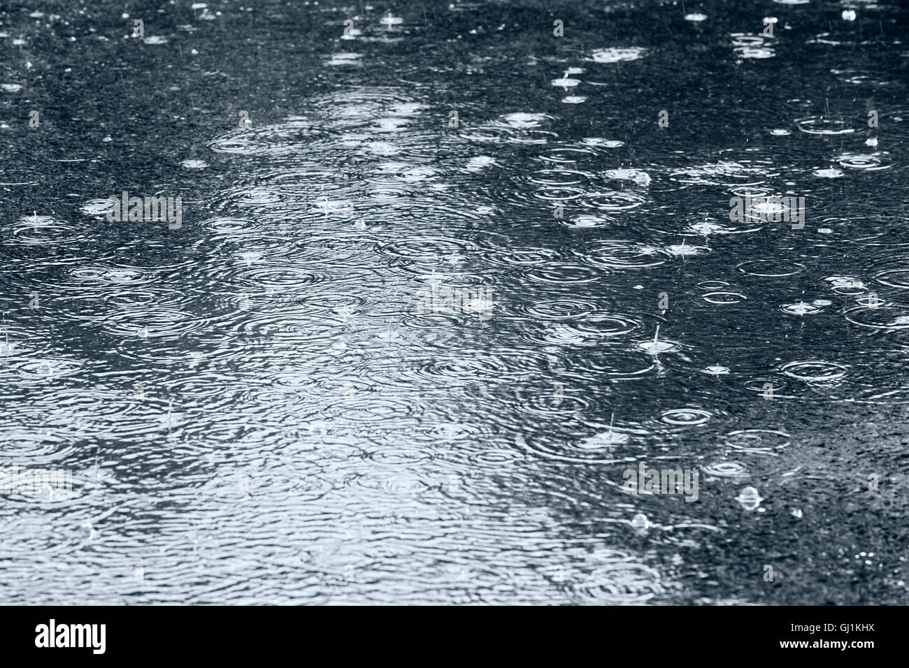 Water ripple circle hi-res stock photography and images - Alamy