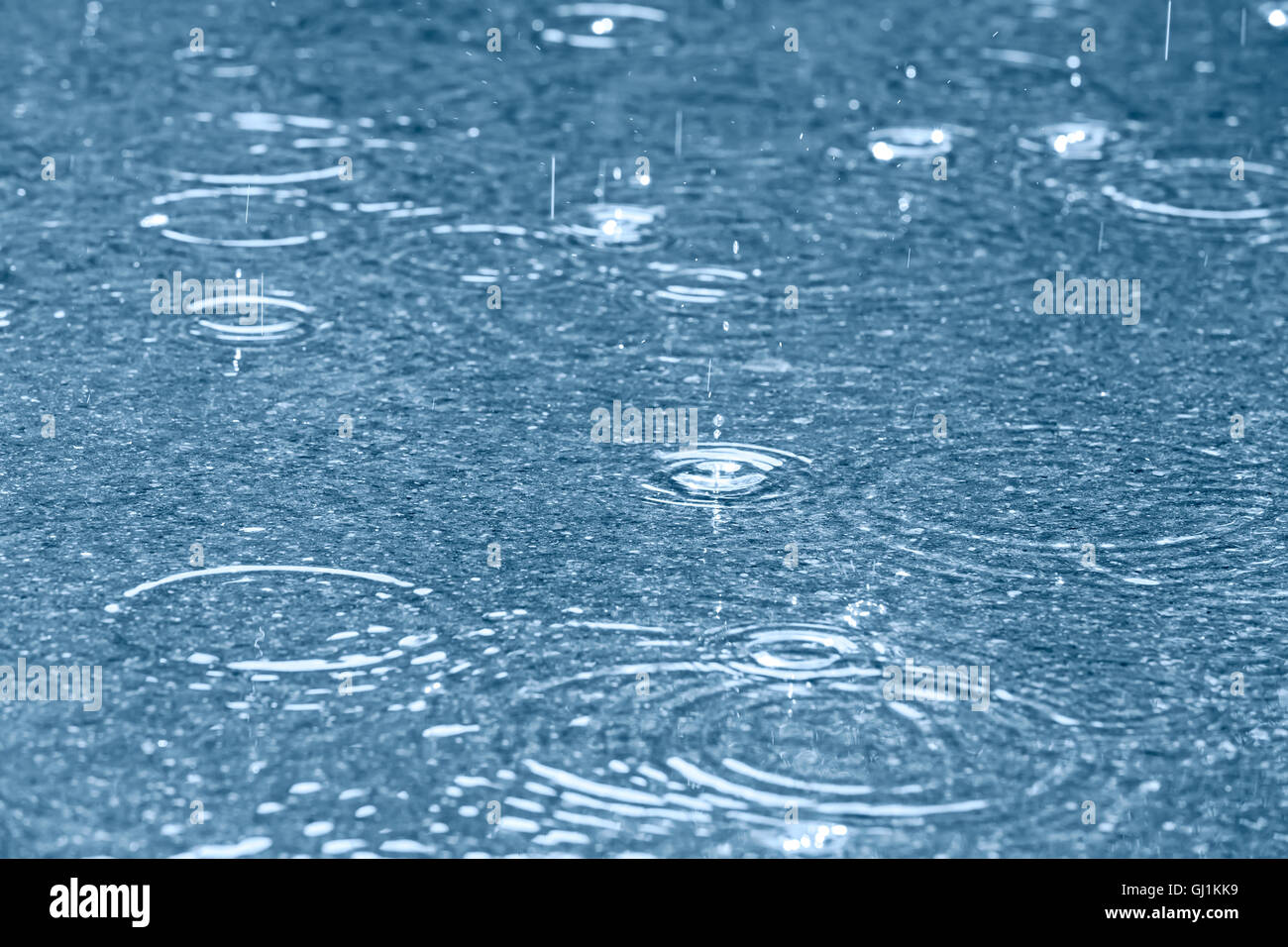 Raindrops ripple puddle hi-res stock photography and images - Alamy