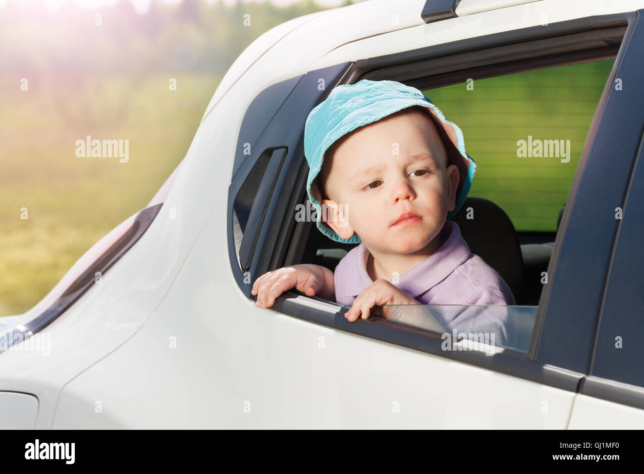 Children looking out window of car hi-res stock photography and images ...