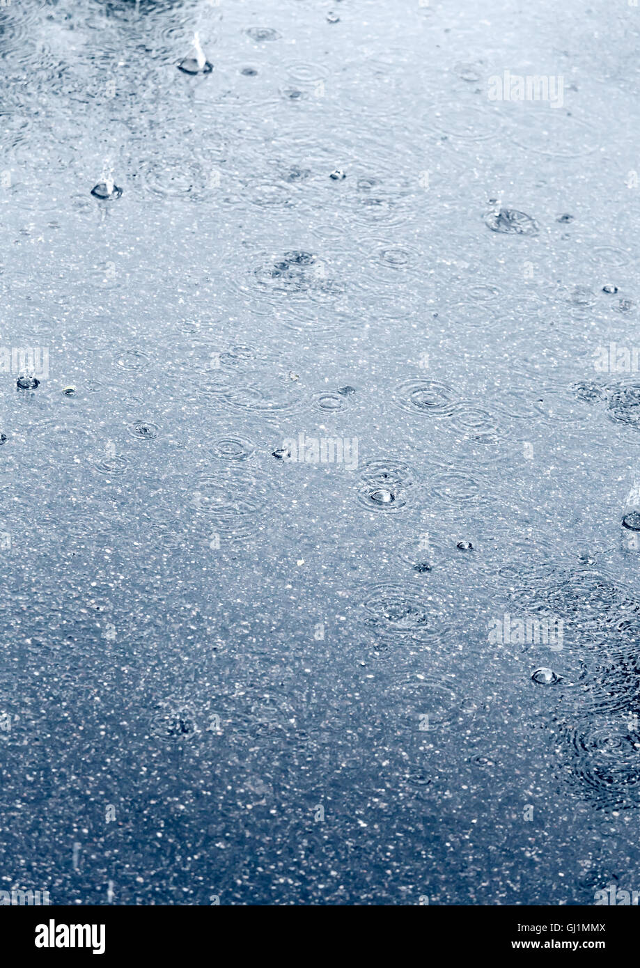 wet dark asphalt with raindrops rippling background Stock Photo - Alamy