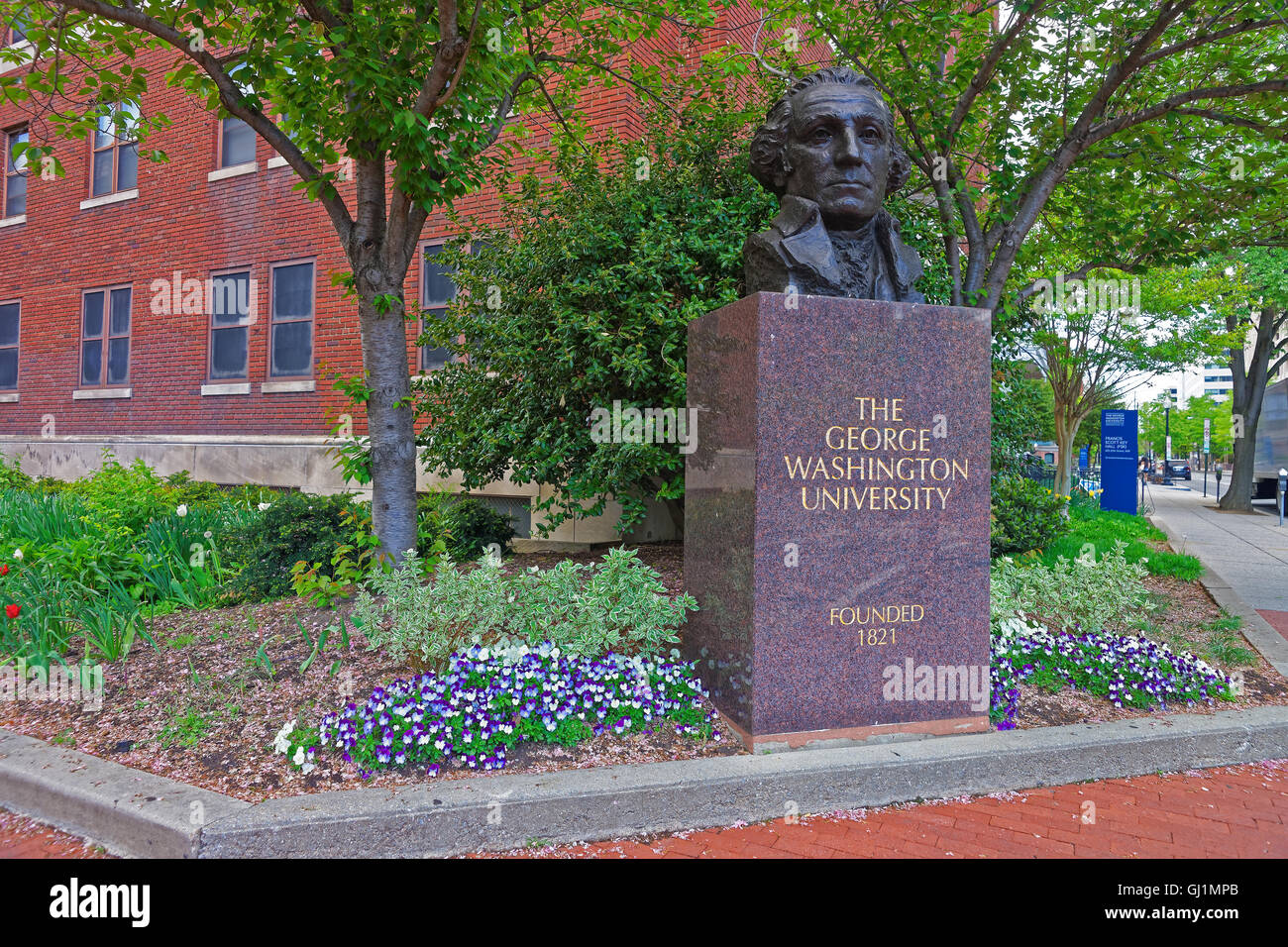 Statue of George Washington is located in his university in Washington ...