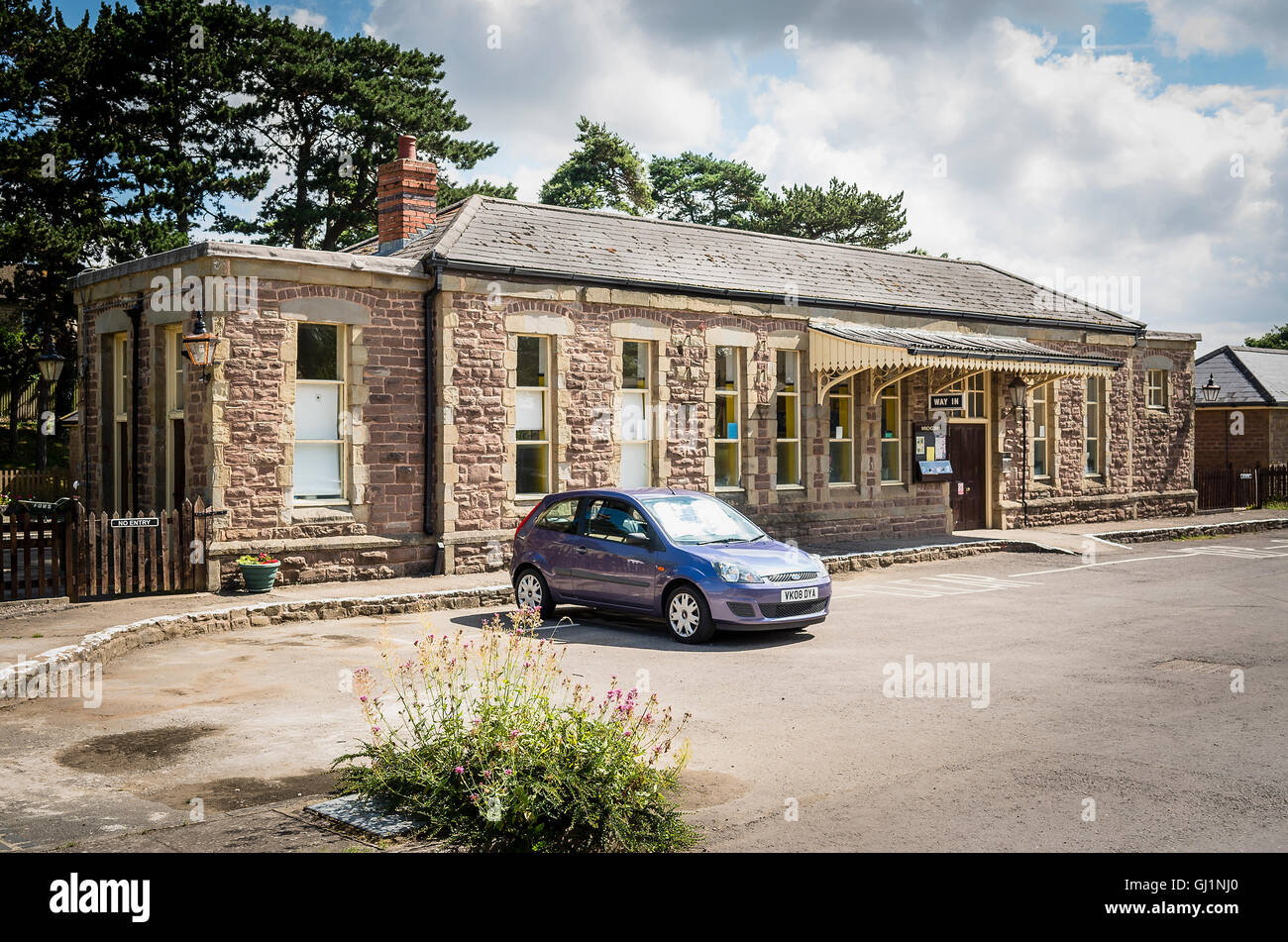 Historic old stone station building hi-res stock photography and images ...