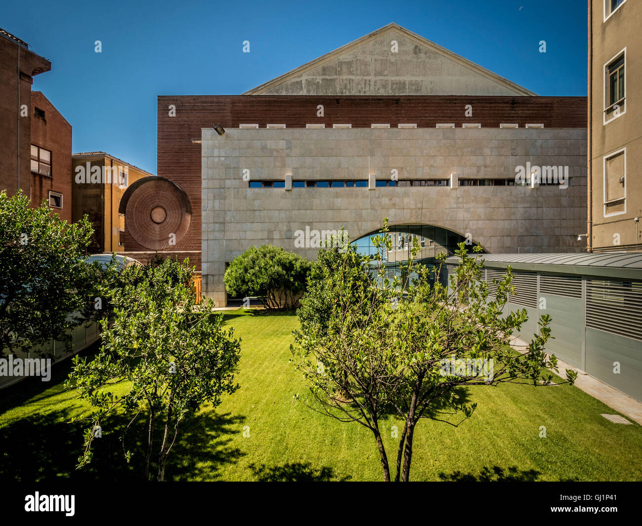 Modern hospital exterior hi-res stock photography and images - Alamy
