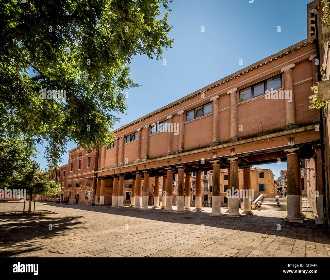 Long building resting on pillars hi-res stock photography and images ...