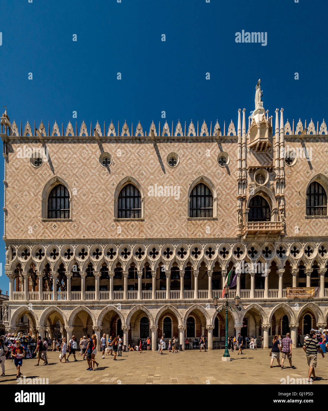 Statues doges palace venice italy hi-res stock photography and images ...