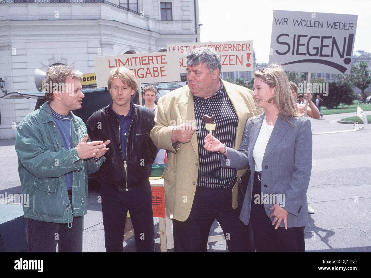 AUTSCH- Die Jungunternehmer Chris (SERGE FALCK, 2.v.l.) und Peter ...