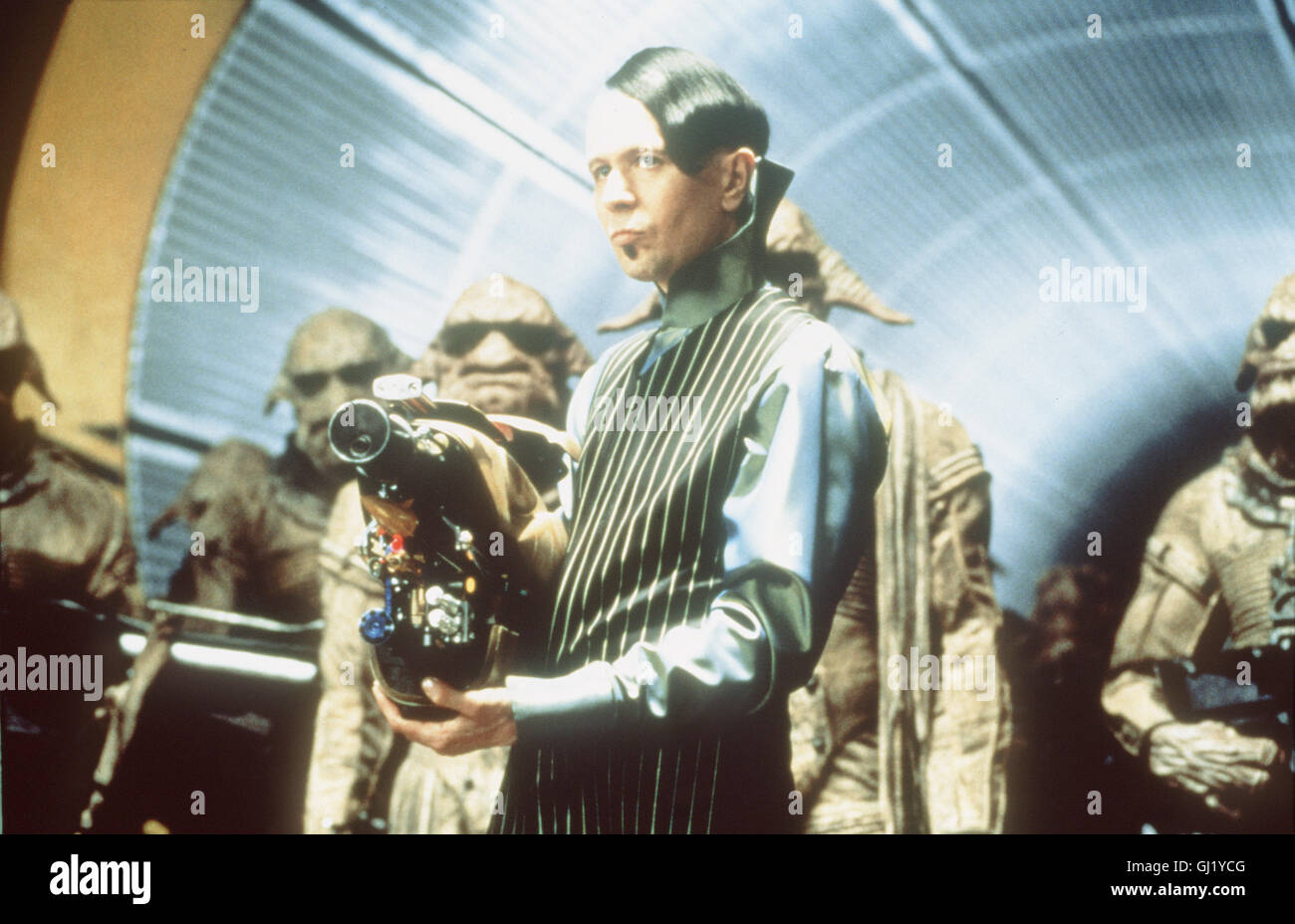 DAS FÜNFTE ELEMENT The Fifth Element Im Jahre 2255 steht die Erde vor ...