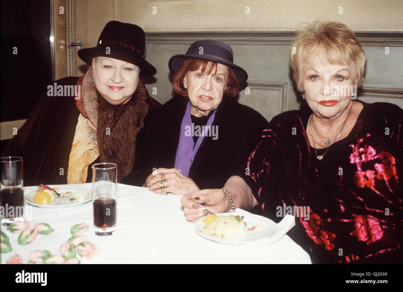 EIN LASTERHAFTES PÄRCHEN- Szene mit Käthe (BRIGITTE MIRA,mi), Arabella ...