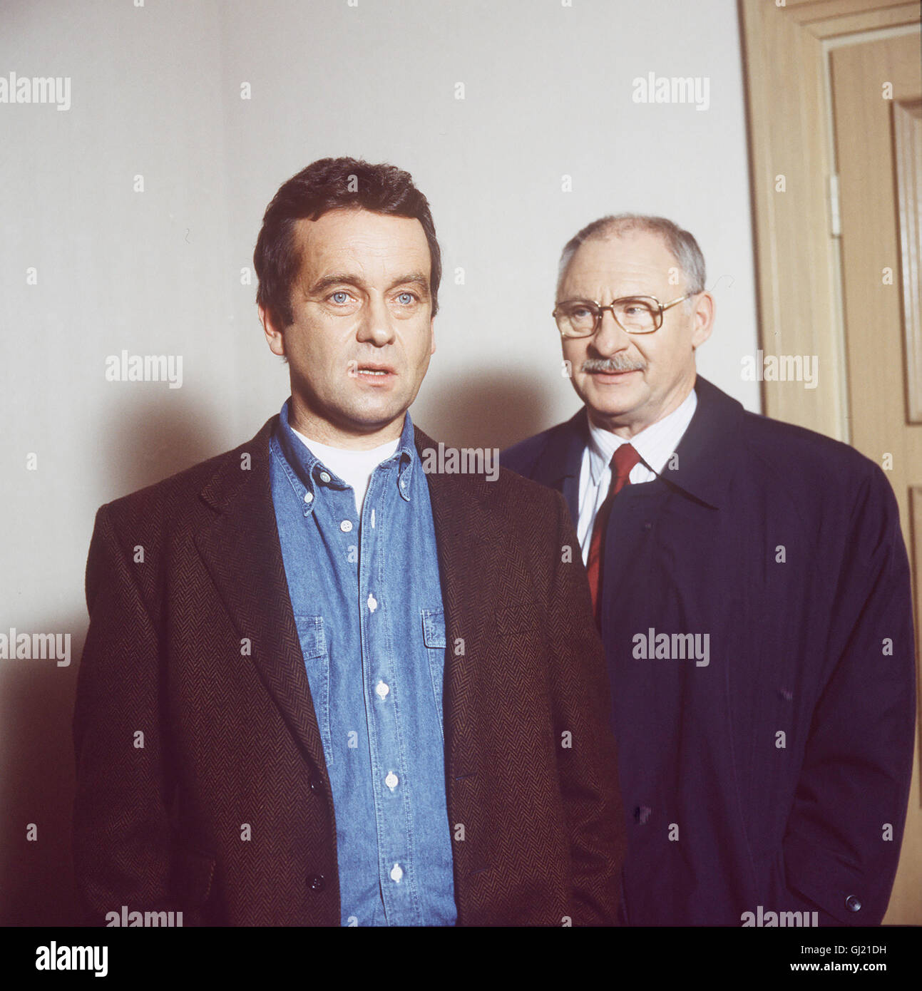 DER ALTE- Szene: Ex-Polizist Herbert Asche (EDWIN NOEL) wird von ...