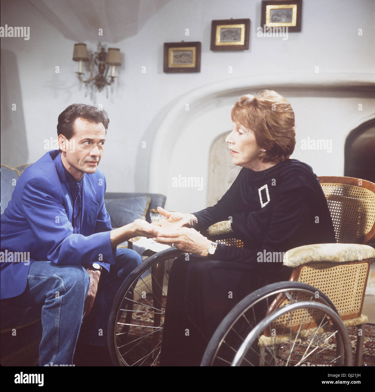 DER ALTE- Szene: Sofie Bruckner (MARIA BECKER) liest dem Freund ihrer ...