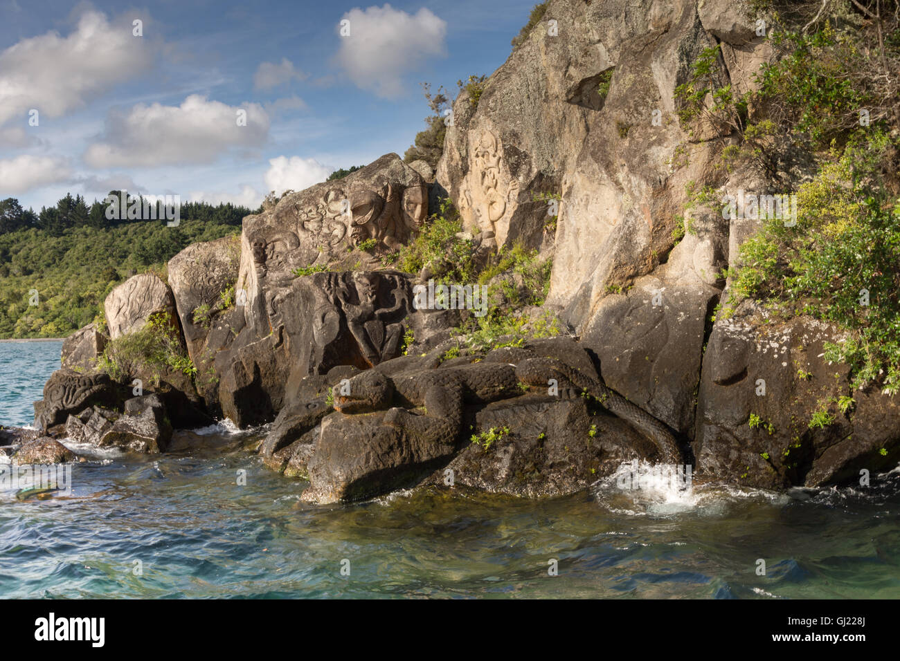 Maori carvings rotorua new zealand hi-res stock photography and images ...