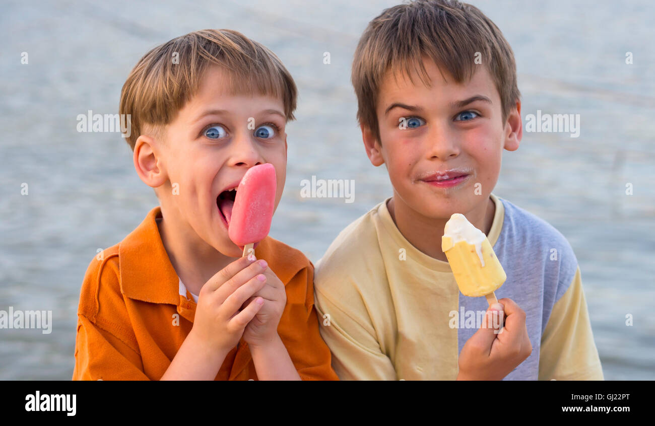 brothers eating ice cream Stock Photo - Alamy