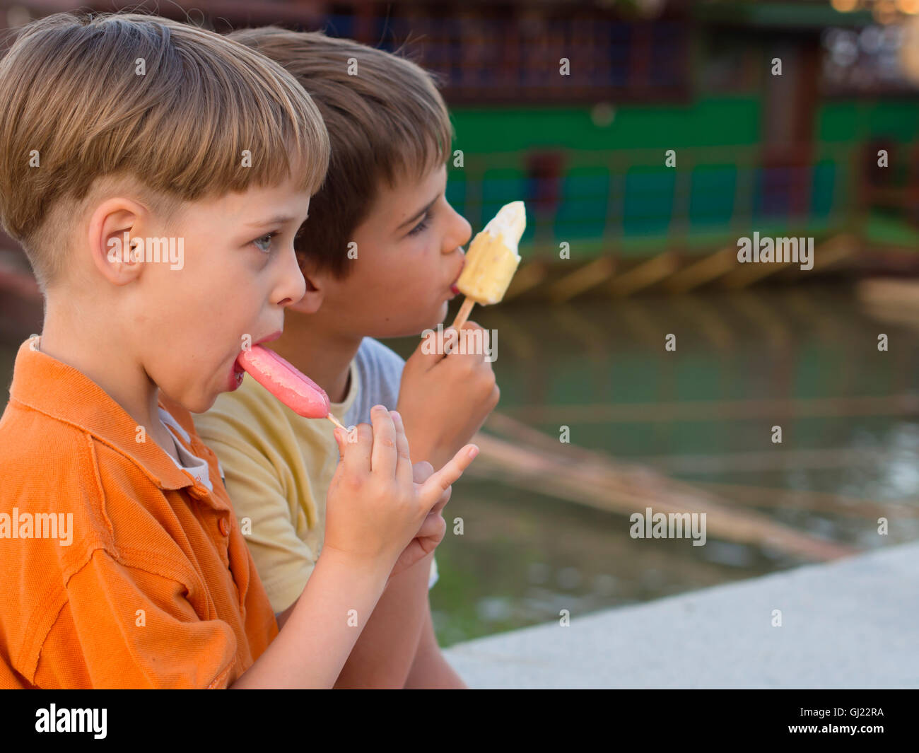 brothers eating ice cream Stock Photo - Alamy