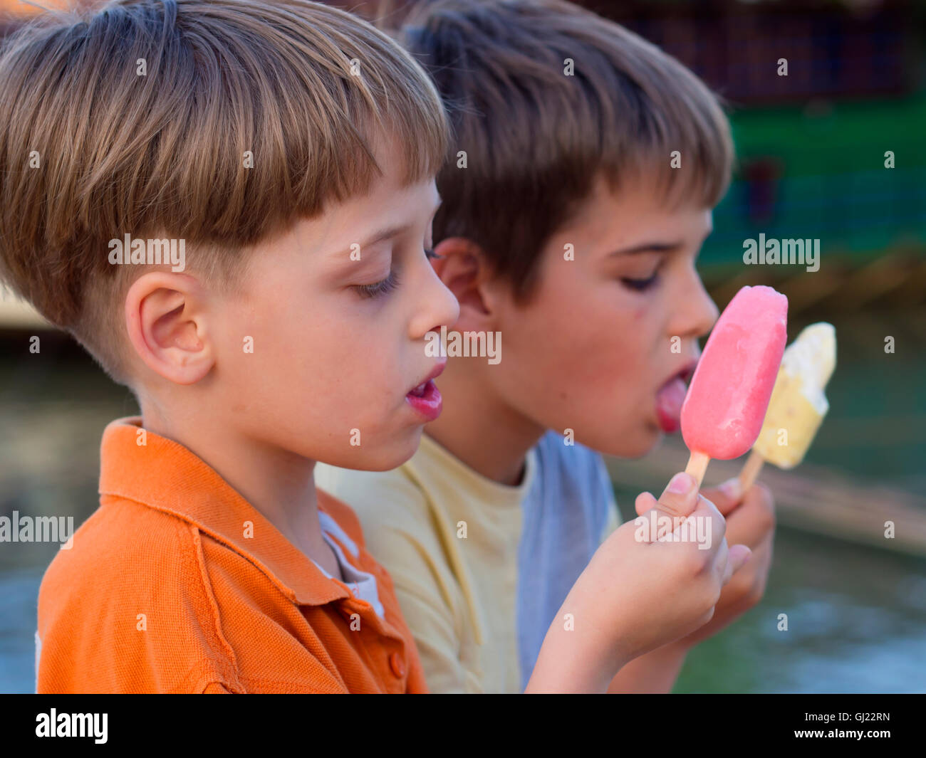 brothers eating ice cream Stock Photo - Alamy