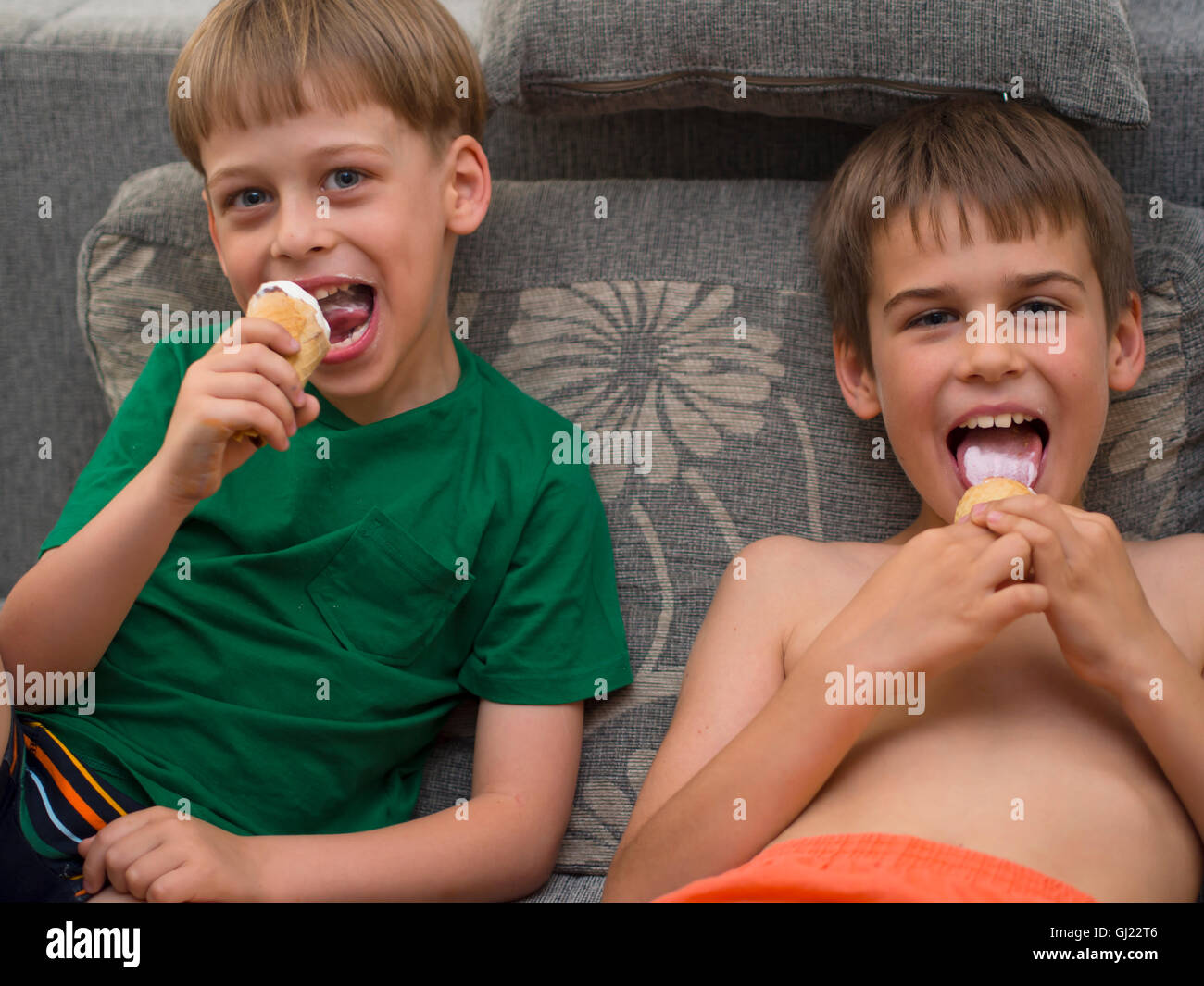 brothers eating ice cream Stock Photo - Alamy