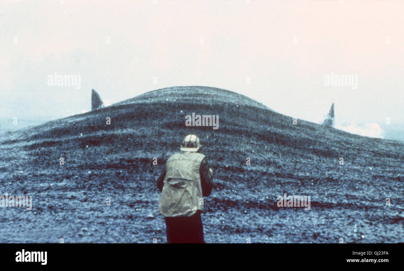 Godzilla movie 1998 hi-res stock photography and images - Alamy