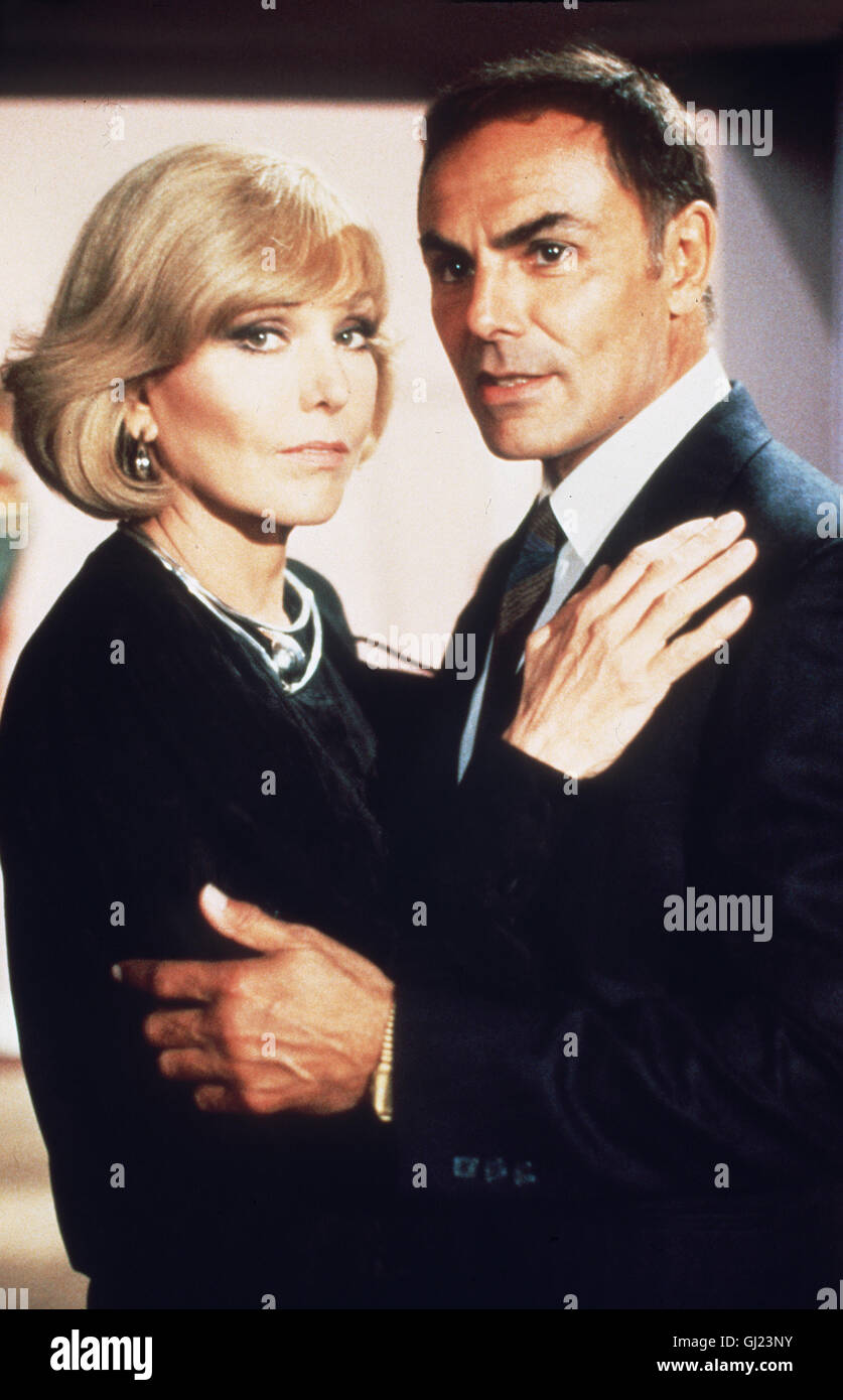 Falcon Crest (Verzweiflung) Szene: KIM NOVAK u. JOHN SAXON Stock Photo ...